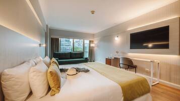 Queen Superior Avenue View | Frigobar, cofres nos quartos, escrivaninha, cortinas blackout