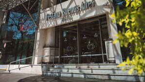 Um hotel moderno com fachada de vidro e estrutura metálica marcante.