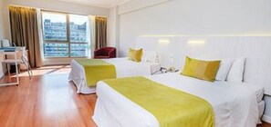 Quarto executivo, 2 camas de solteiro | Frigobar, cofres nos quartos, escrivaninha, cortinas blackout