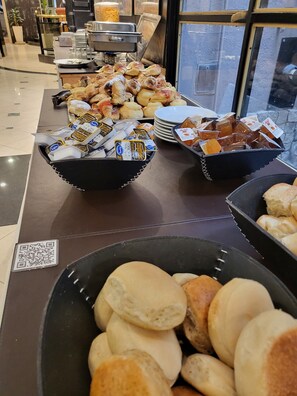 Café da manhã com buffet todos os dias mediante uma taxa