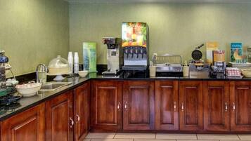 Café da manhã com buffet grátis todos os dias