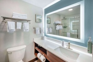 Quarto Standard, 2 camas queen-size, não fumadores (Walk-in Shower;Larger Room) | Casa de banho | Uma combinação polibã/banheira, um chuveiro de hidromassagem 
