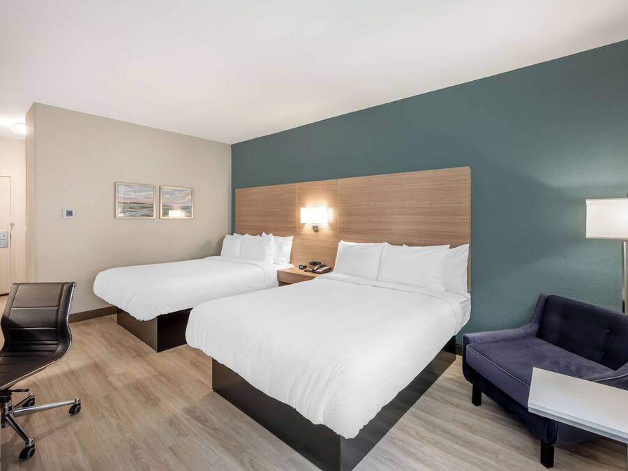 Quarto standard, 2 camas Queen, para não fumantes, geladeira e micro-ondas (Walk-in Shower) | Roupas de cama antialérgicas, escrivaninha