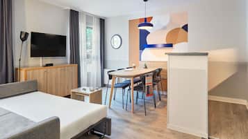 1 quarto, cofre no quarto, secretária