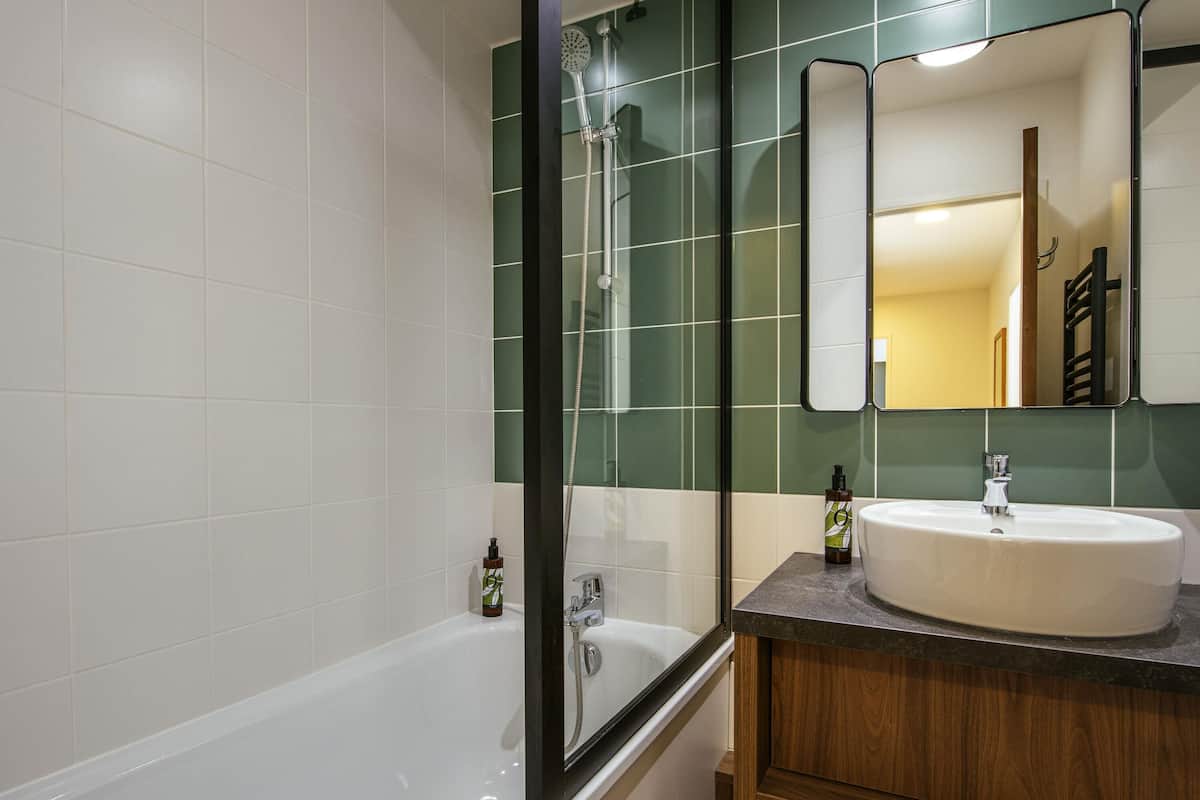 2 quartos, cofre no quarto, secretária, quartos insonorizados