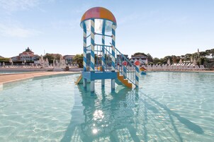 Piscina externa sazonal, guarda-sóis, espreguiçadeiras