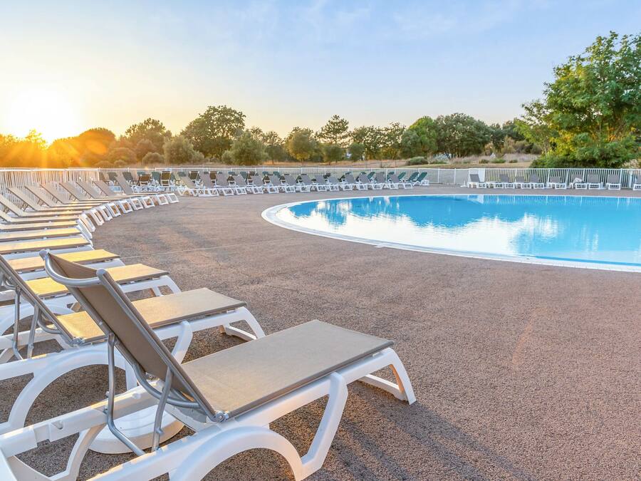 Piscina exterior sazonal, guarda-sóis, espreguiçadeiras