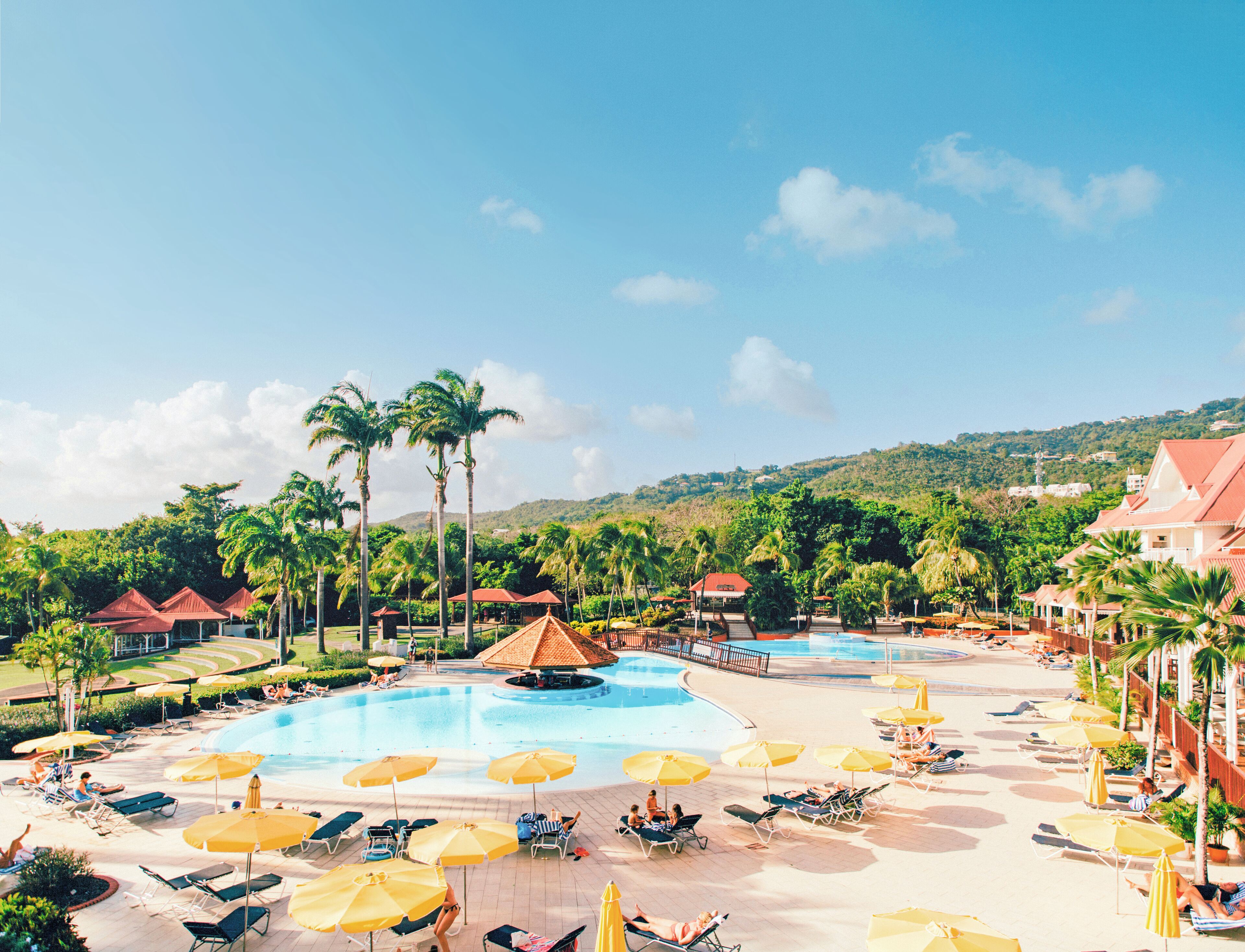 Piscina exterior, guarda-sóis, espreguiçadeiras 