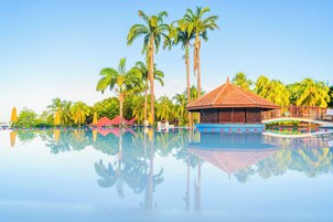 Piscina exterior, guarda-sóis, espreguiçadeiras 