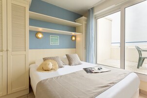 Apartamento, 2 quartos, sacada, vista para o mar | Ferros/tábuas de passar roupa, berços (sobretaxa), Wi-Fi de cortesia