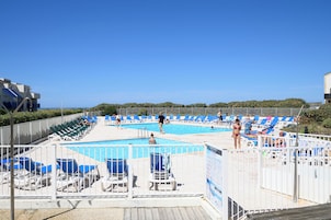 Piscina exterior sazonal, espreguiçadeiras 