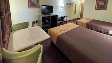 Quarto, 2 camas de casal, não fumadores | Secretária, Wi-fi grátis, roupa de cama fornecida