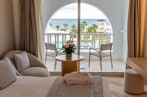 Quarto standard, várias camas, banheira, vista para a piscina | Roupas de cama premium, frigobar, cofres nos quartos, cortinas blackout