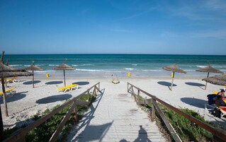 Praia particular nas proximidades, areia branca, espreguiçadeiras 