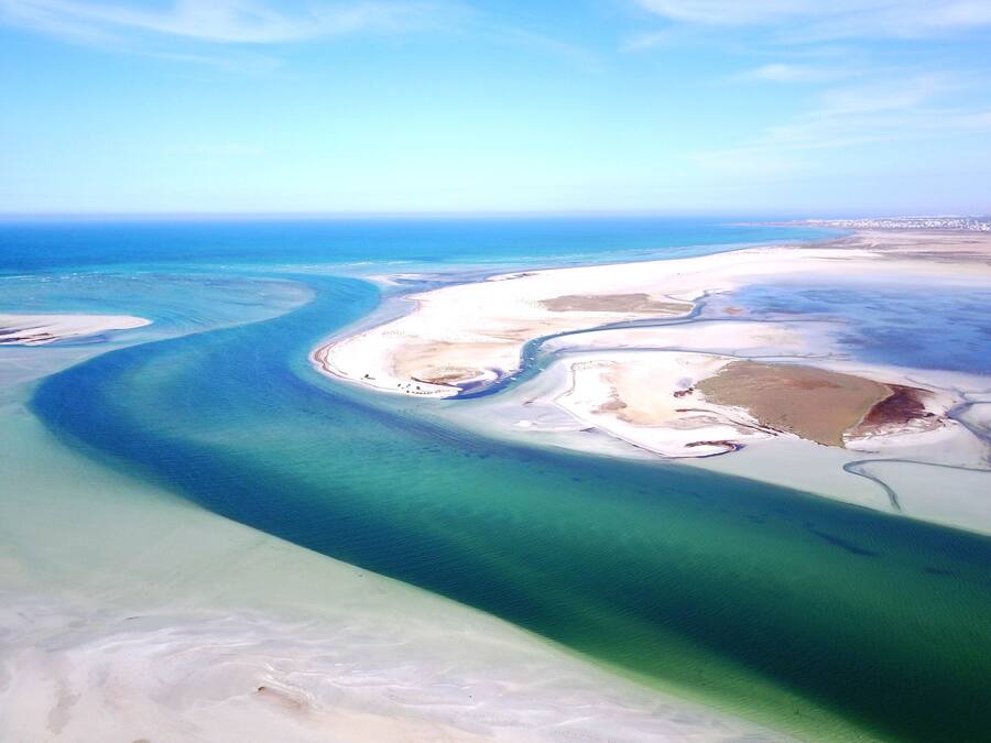 Na praia, espreguiçadeiras, guarda-sóis de praia, esqui aquático
