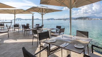 2 restaurantes: servem almoços e jantares