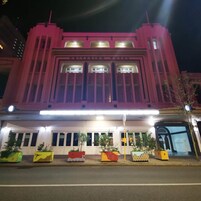 Fachada da propriedade à noite