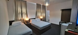 Quarto luxo | Cofres nos quartos, escrivaninha, ferros/tábuas de passar roupa