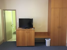 Cofre no quarto, secretária, ferro/tábua de engomar