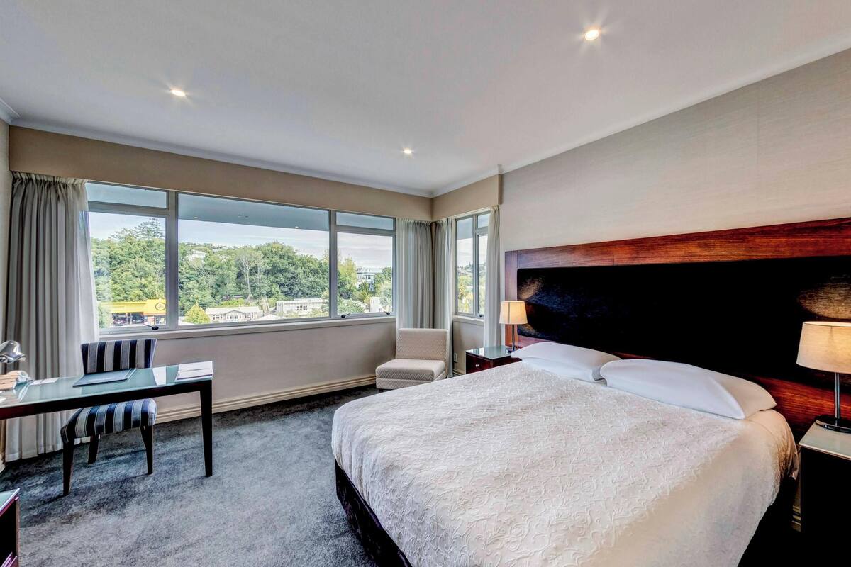 Quarto casal premium, 1 cama King | Frigobar, espaço de trabalho para notebook