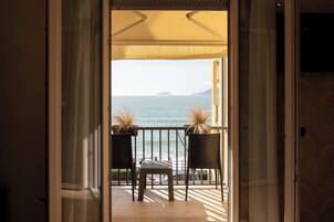 Quarto Duplo Superior, 1 cama king-size, vista para o mar | Roupa de alta qualidade, minibar, cofre no quarto, secretária