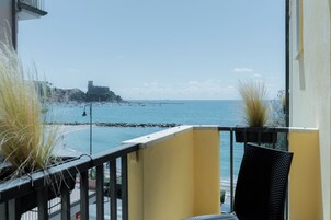 Quarto casal superior, 1 cama King, vista parcial para o mar | Terraço/pátio