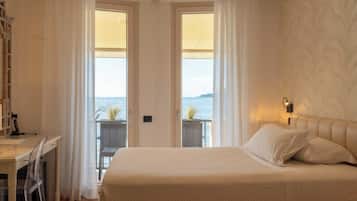 Quarto Triplo Superior, várias camas, vista para o mar | Roupa de alta qualidade, minibar, cofre no quarto, secretária