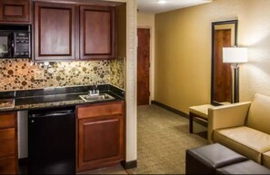 Suite, não fumadores | Kitchenette privada | Um frigorífico, um micro-ondas, uma cafeteira/bule 