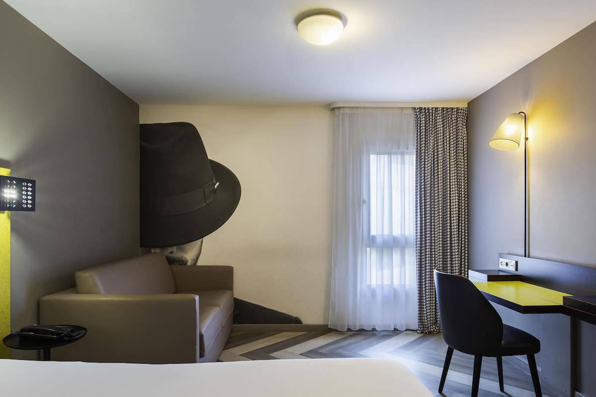 Quarto Duplo Familiar, 1 cama de casal e sofá-cama | Cofre no quarto, secretária, quartos insonorizados