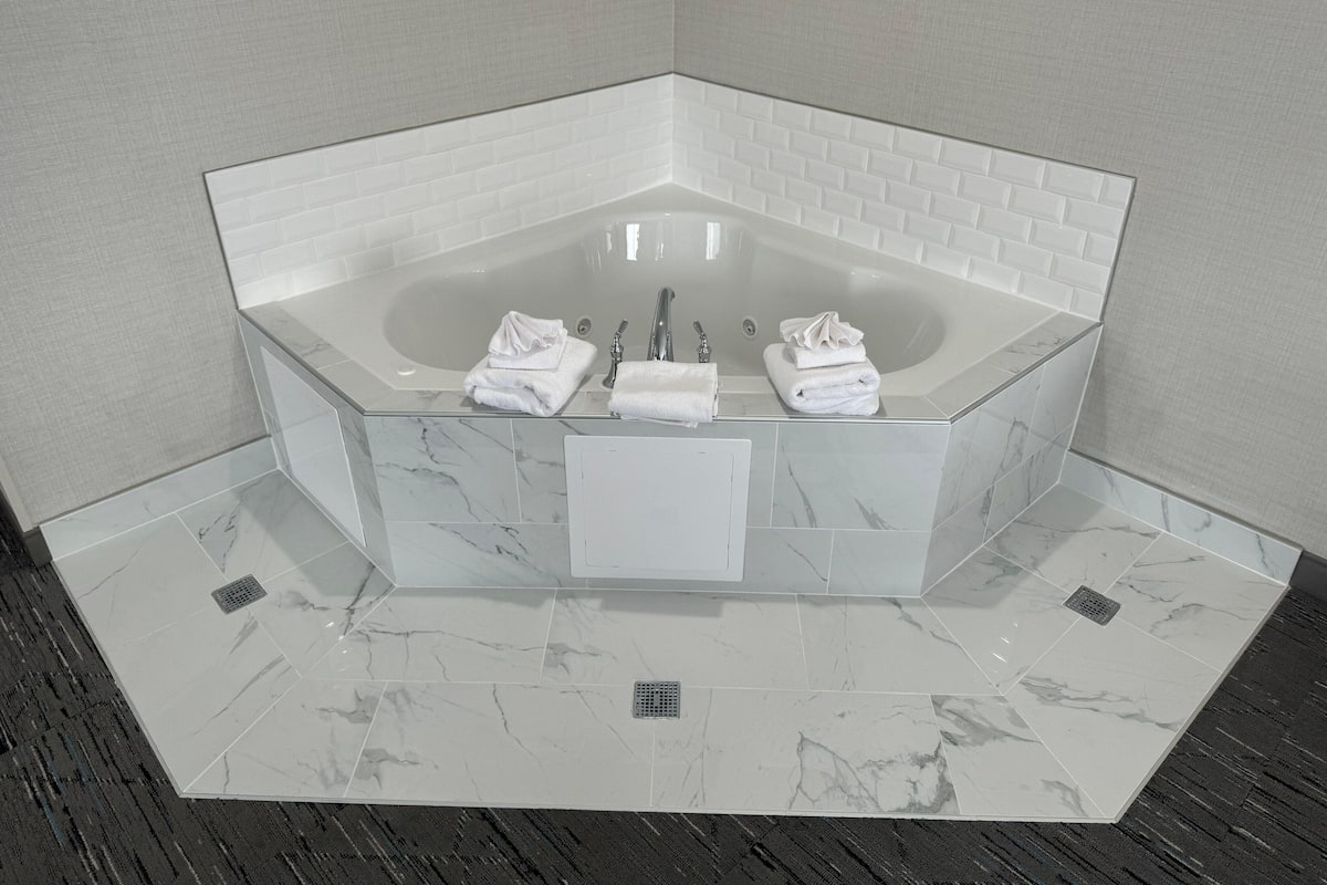 Suite, 1 cama king-size, banheira de hidromassagem | Cofre com capacidade para portátil, secretária