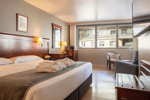 Suíte júnior | Roupas de cama premium, cofres nos quartos, escrivaninha