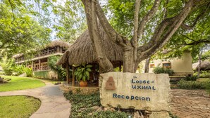 Uma área de recepção com uma placa que diz 'The Lodge at Uximal'.
