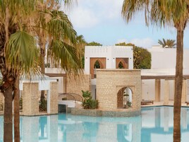 Piscina exterior, toldos gratuitos, guarda-sóis 