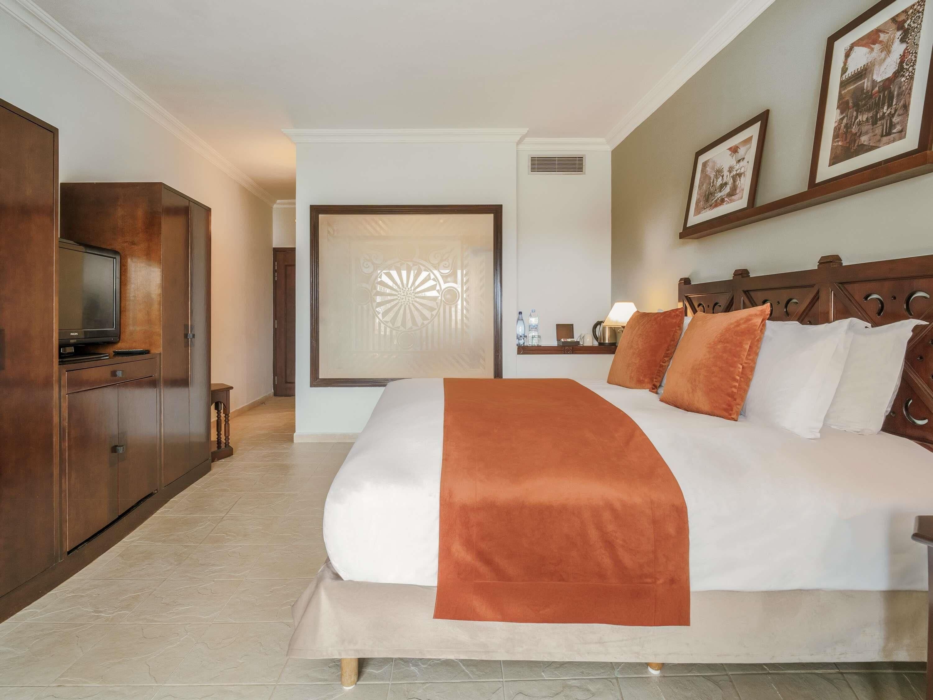 Quarto Deluxe, 1 cama king-size, vista para a piscina | Lençóis de algodão egípcio, roupa de alta qualidade, minibar 