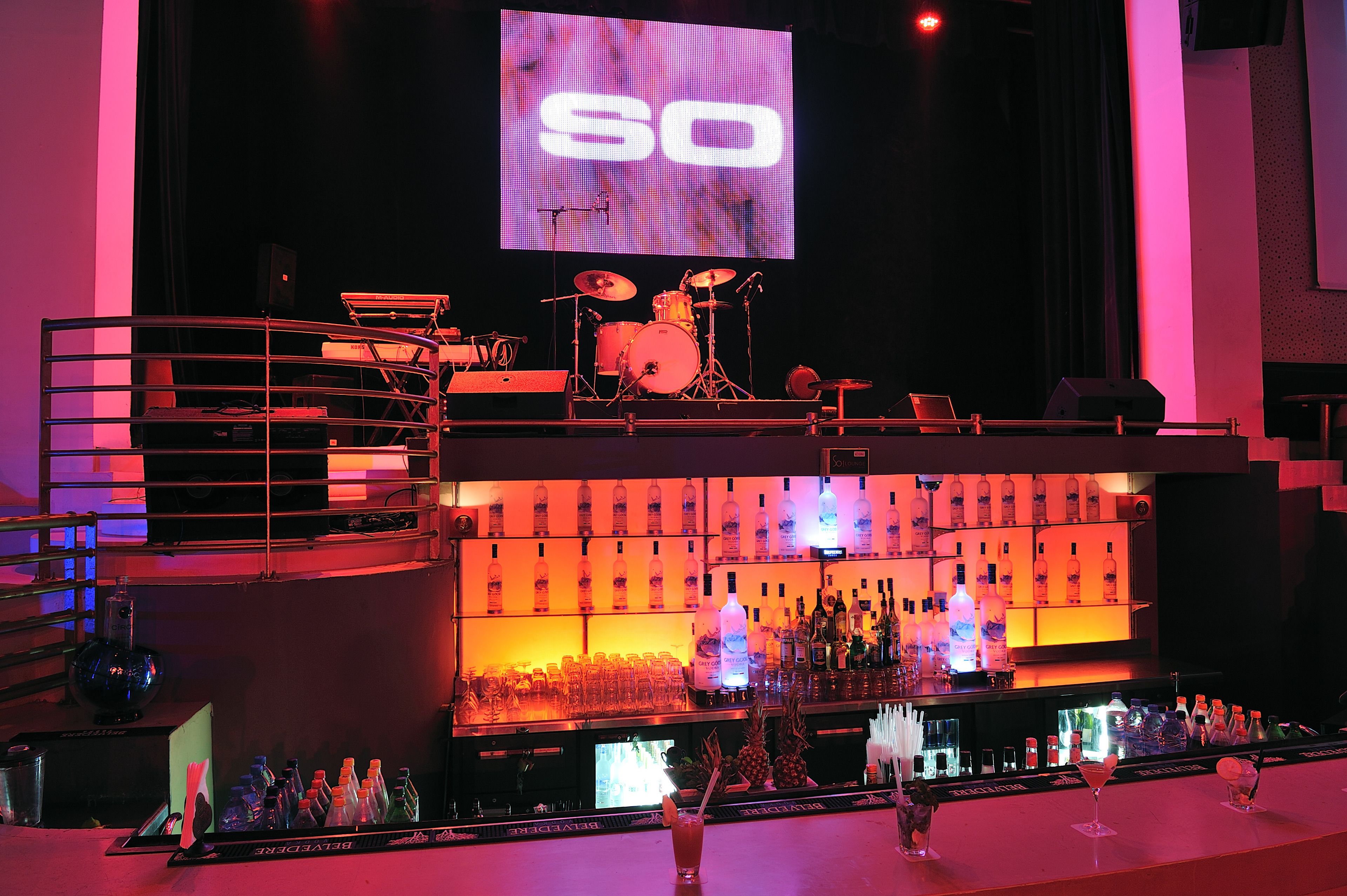 Um palco com uma tela grande exibindo 