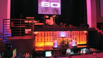 Um palco com uma tela grande exibindo
