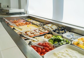 Pequeno-almoço tipo buffet diário (19 EUR por pessoa) 