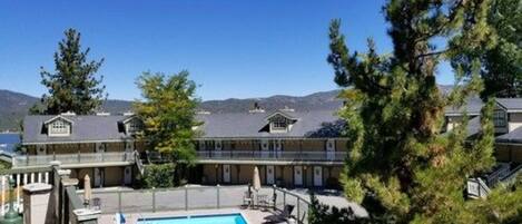 Um hotel com piscina, área de estar externa e vista para montanhas.