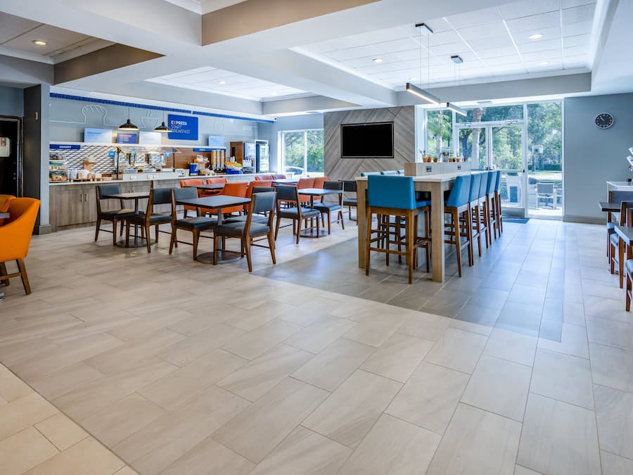 Café da manhã com buffet grátis todos os dias