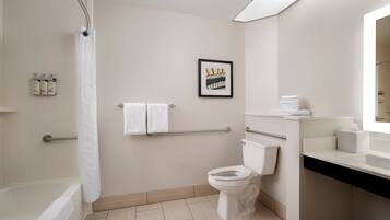 Suíte, 1 cama King, acessível (Mobility, Accessible Tub) | Banheiro | Secador de cabelo, toalhas de banho, sabonete, shampoo