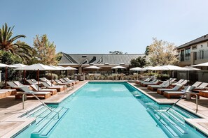 3 piscinas exteriores, toldos gratuitos, guarda-sóis 