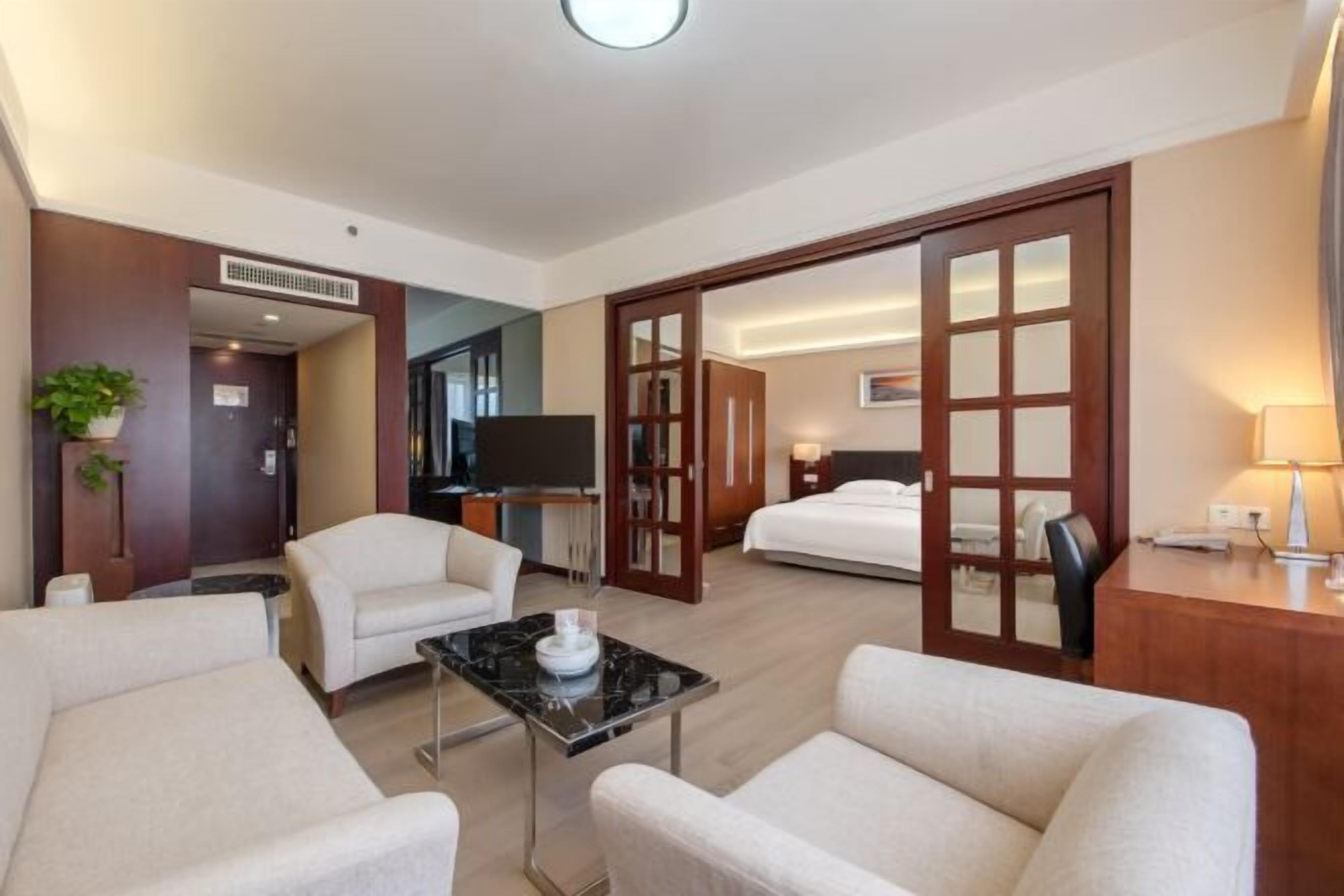 Edredons de pluma, cofres nos quartos, escrivaninha, cortinas blackout