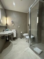 Chuveiro, produtos de toalete grátis, secador de cabelo, bidê