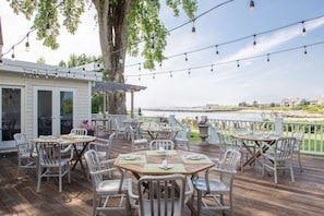Serviço de almoço e jantar; culinária local, vistas para o mar