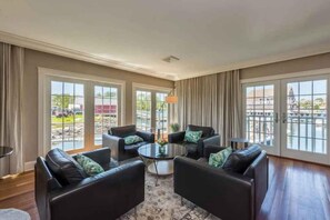 Casa de Campo Signature, 1 cama king-size, cozinha, junto ao mar | Sala de estar | Televisor LED de 32 polegadas com canais por cabo 
