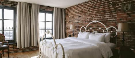 Quarto com design assinado, 1 cama King (River Front) | Lençóis italianos Frette, roupas de cama premium, frigobar