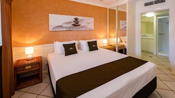 Apartamento, 2 quartos | Escrivaninha, quartos à prova de som, ferros/tábuas de passar roupa