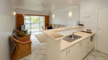 Apartamento, 1 quarto | Cozinha privada | Geladeira, micro-ondas, cooktop, cafeteira/chaleira