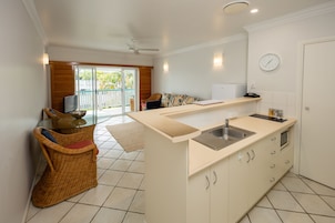 Apartamento, 1 quarto | Cozinha privada | Um frigorífico, um micro-ondas, uma placa de cozinha 