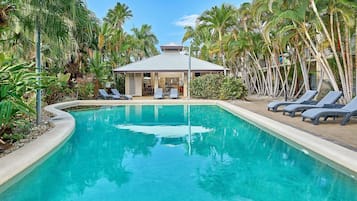 Piscina exterior, espreguiçadeiras